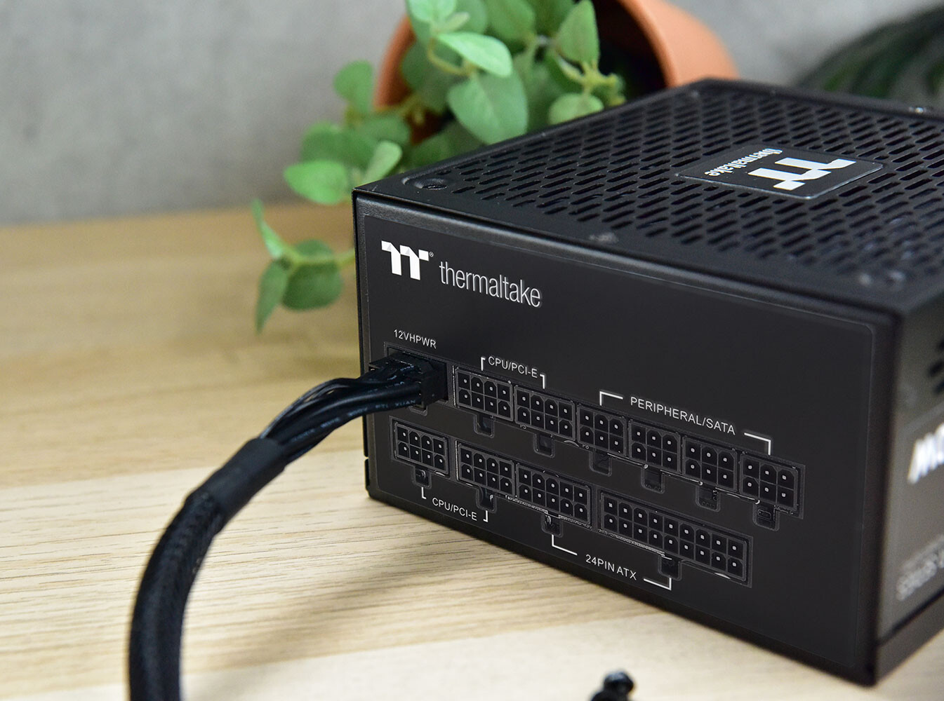 Thermaltake представляет блоки питания Toughpower GF3 с разъемом PCIe ...